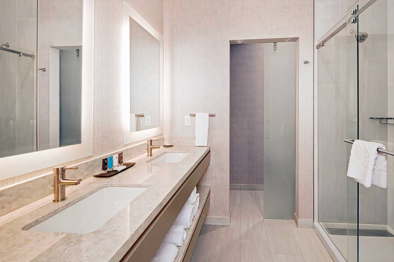 H Hotel Los Angeles, Curio Collection by Hilton, Los Angeles, CA : -51% ...