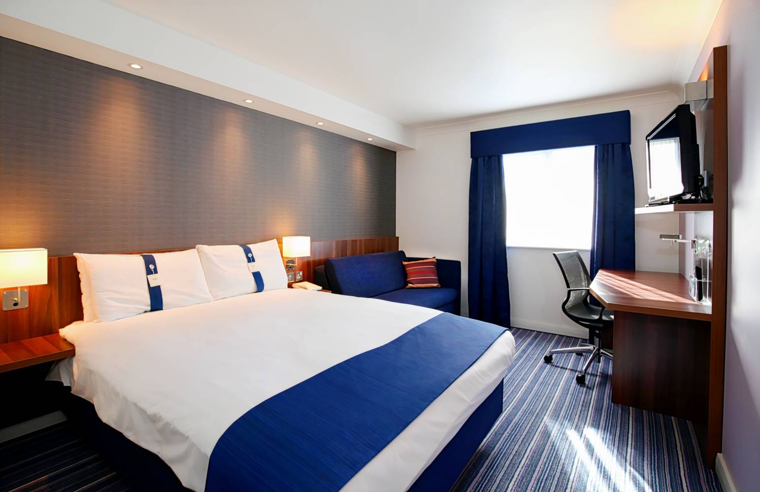 Holiday Inn Express London Gatwick - Crawley, Three Bridges : hotel ...