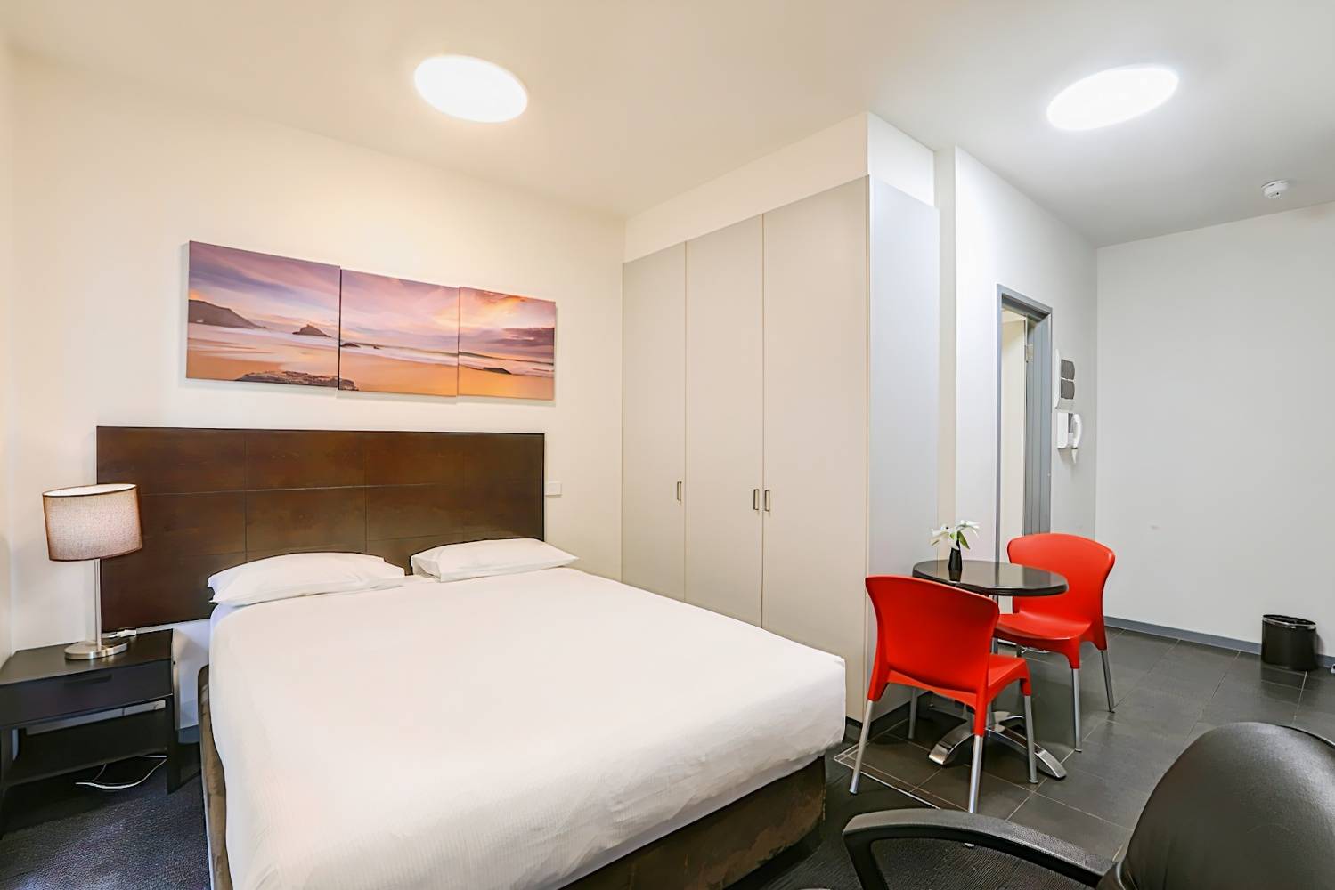 Alston Apartments Hotel, Carlton : hotel during the day - Dayuse.com