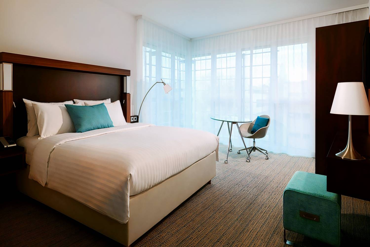 Courtyard Cologne, Innenstadt : hotel during the day - Dayuse.com