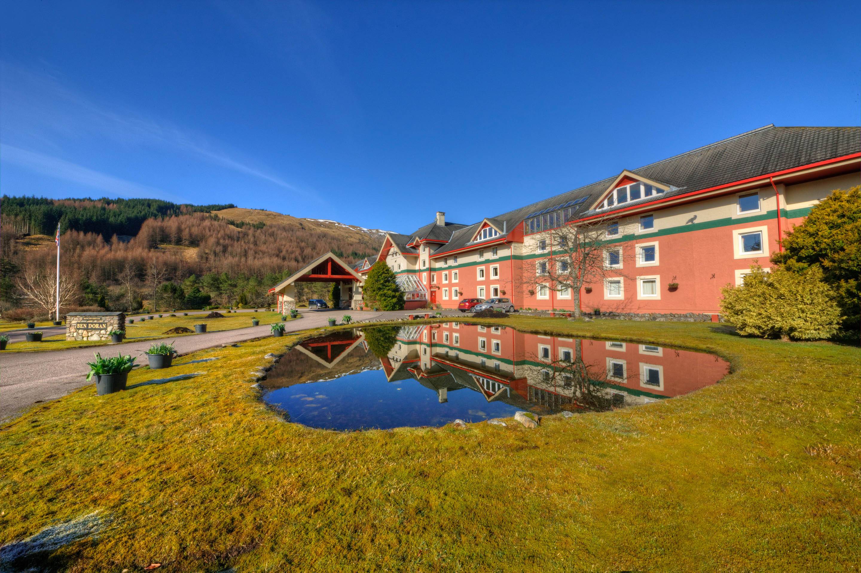 Muthu Ben Doran Hotel, Tyndrum : hotel during the day - Dayuse.com