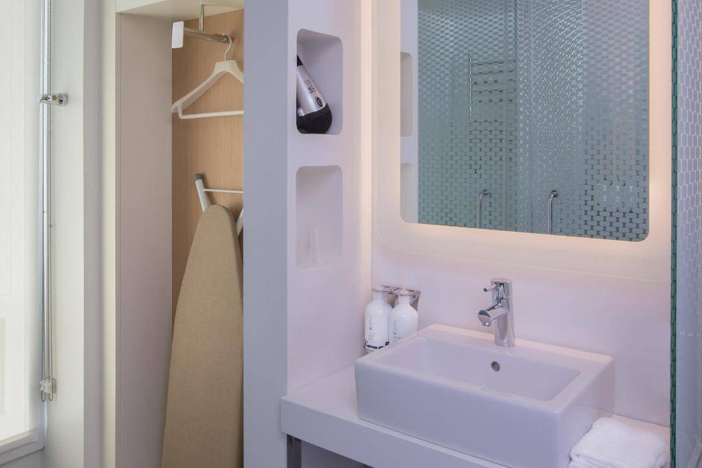 Book a Day Pass for a Hotel or Resort in Boston | Pool & Spa Access