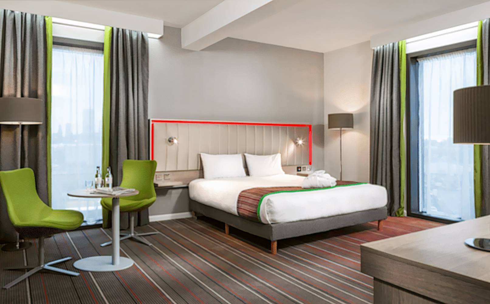 Park Inn Manchester, England : hotel during the day - Dayuse.com