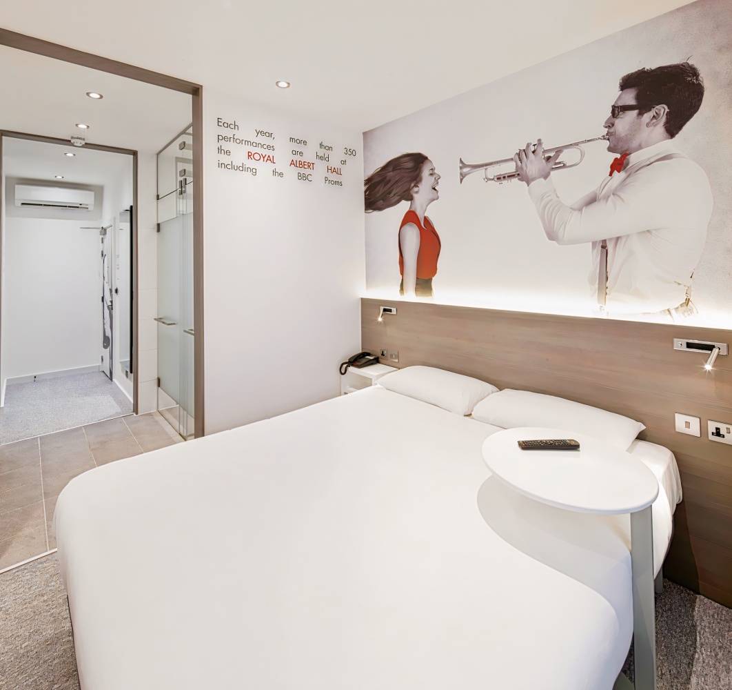 ibis Styles London Kensington, Kensington : hotel during the day ...