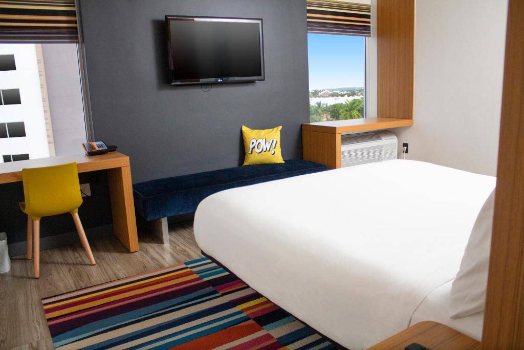 Aloft Miami Doral, Doral : hotel during the day - Dayuse.com