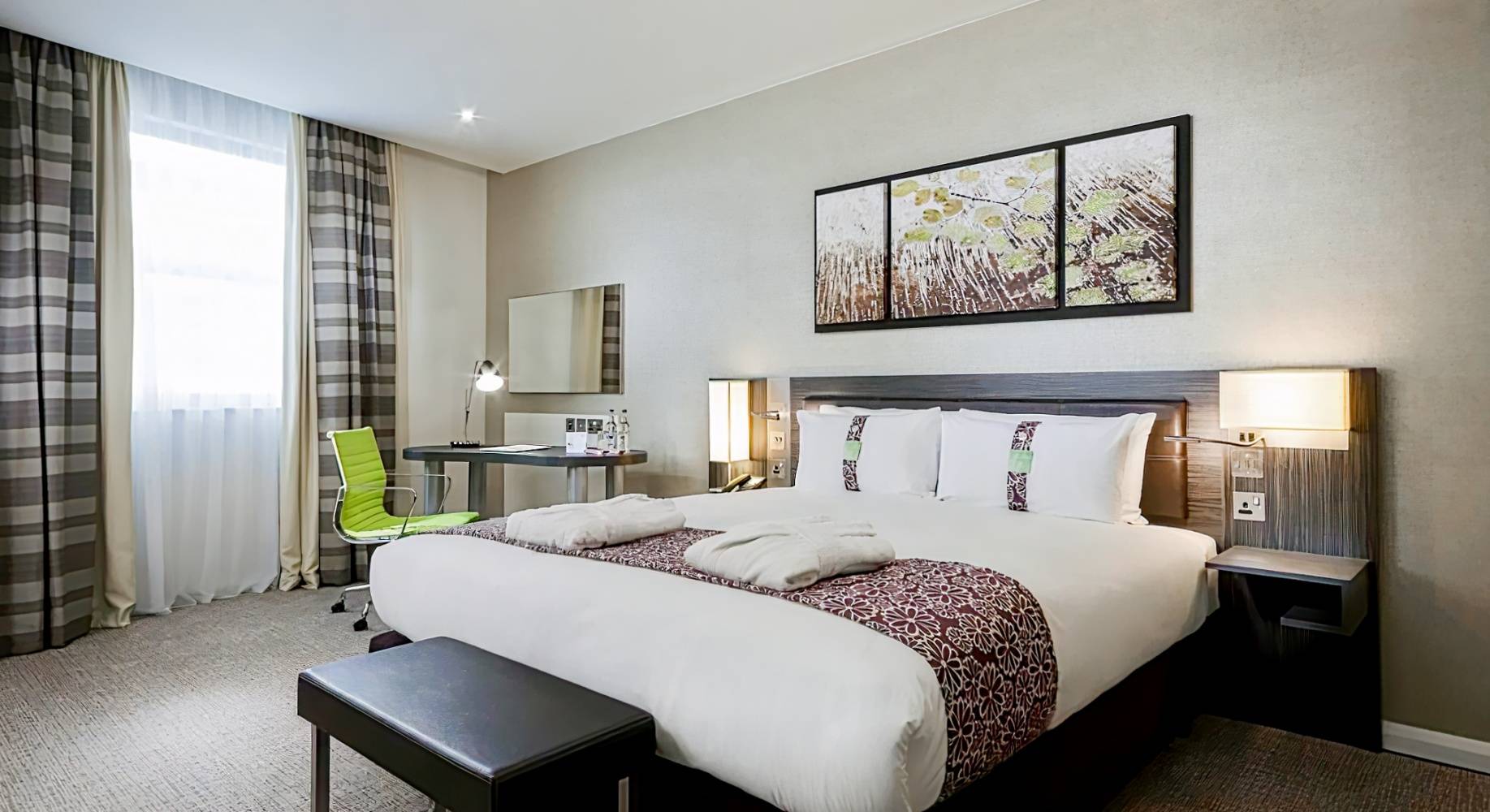 Holiday Inn London - Whitechapel, Shadwell : hotel during the day ...