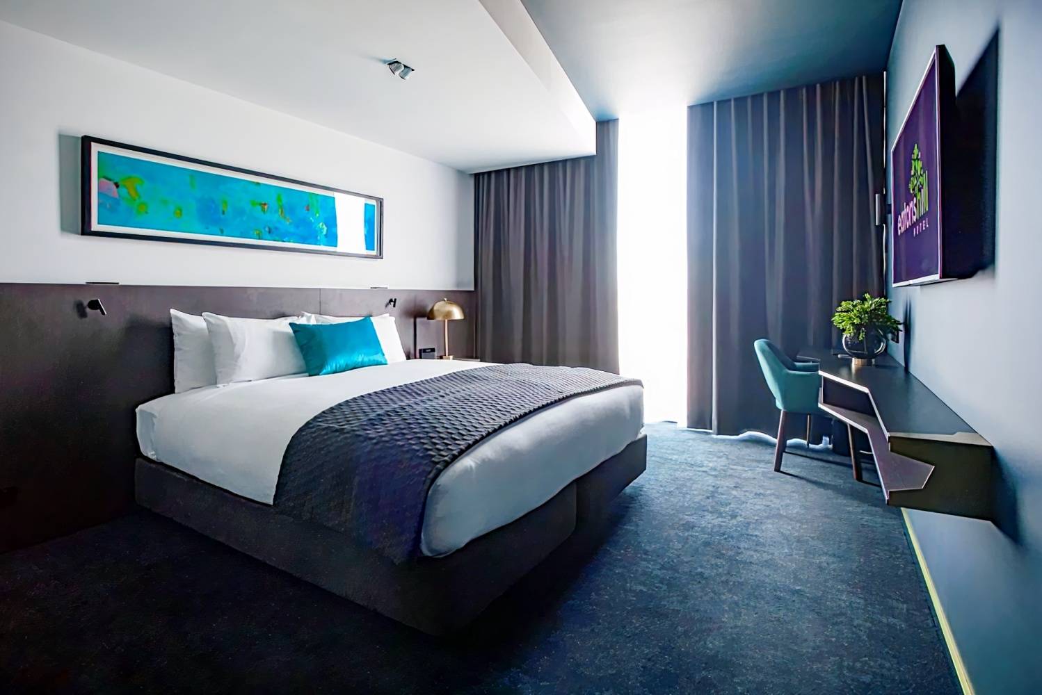 Eatons Hill Hotel, Eatons Hill : hotel during the day - Dayuse.com