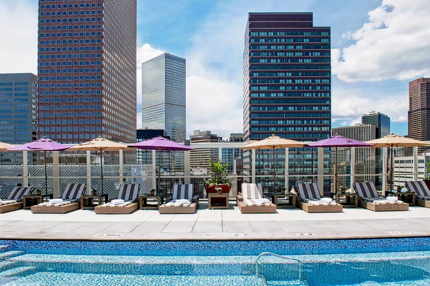 Warwick Denver, North Capitol Hill : hotel during the day - Dayuse.com