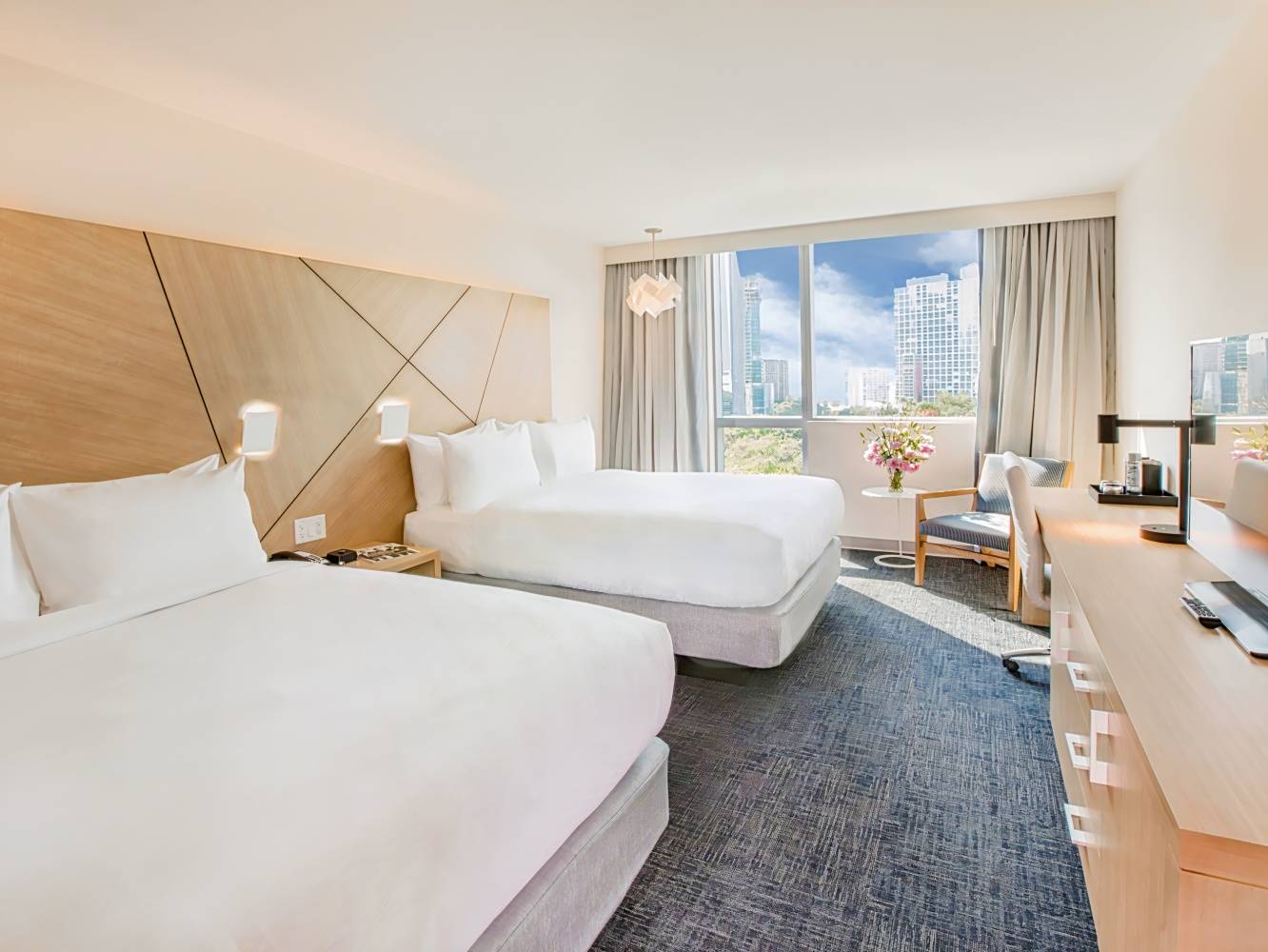 Novotel Miami Brickell, Brickell : hotel during the day - Dayuse.com