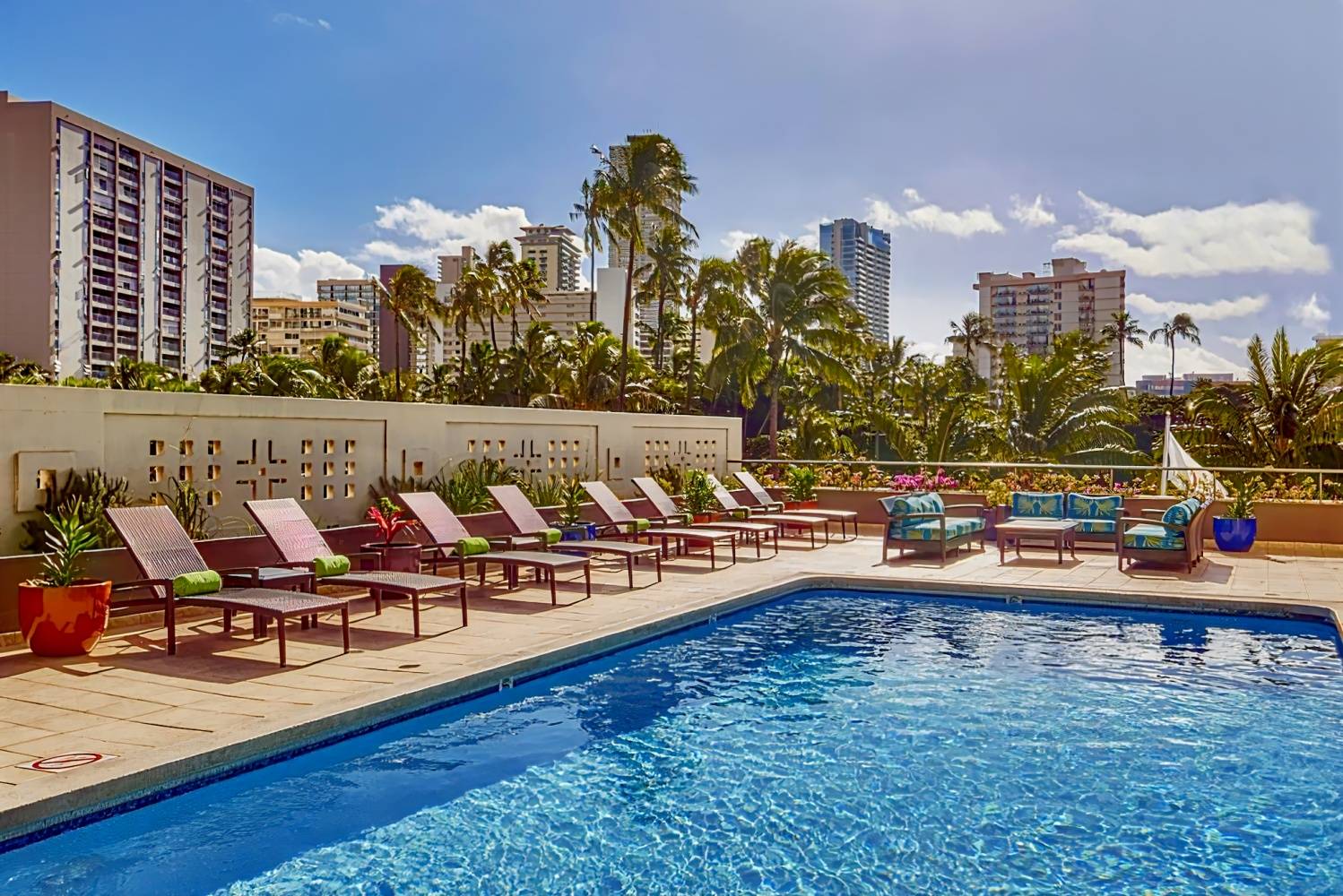 Book a Day Pass for a Hotel or Resort in Honolulu | Pool & Spa Access