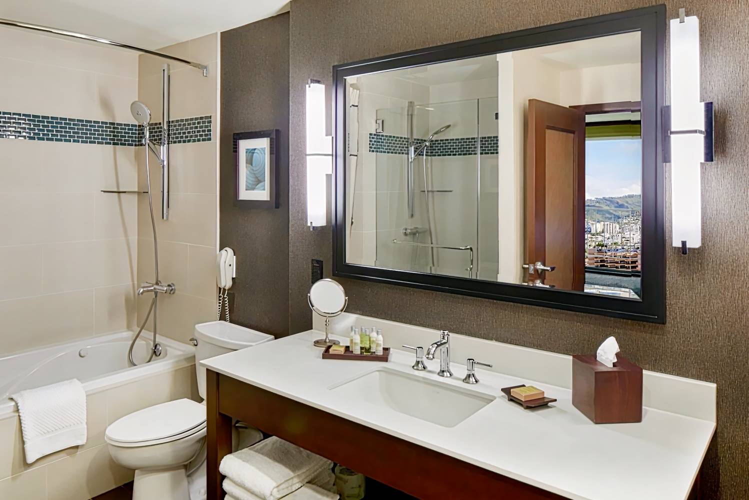 DoubleTree by Hilton Alana - Waikiki Beach, Honolulu, HI : -71% during ...