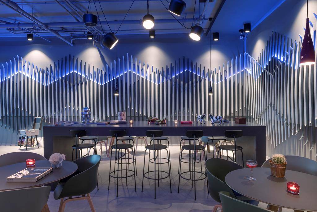 Moxy Birmingham NEC (old), Marston Green : hotel during the day ...