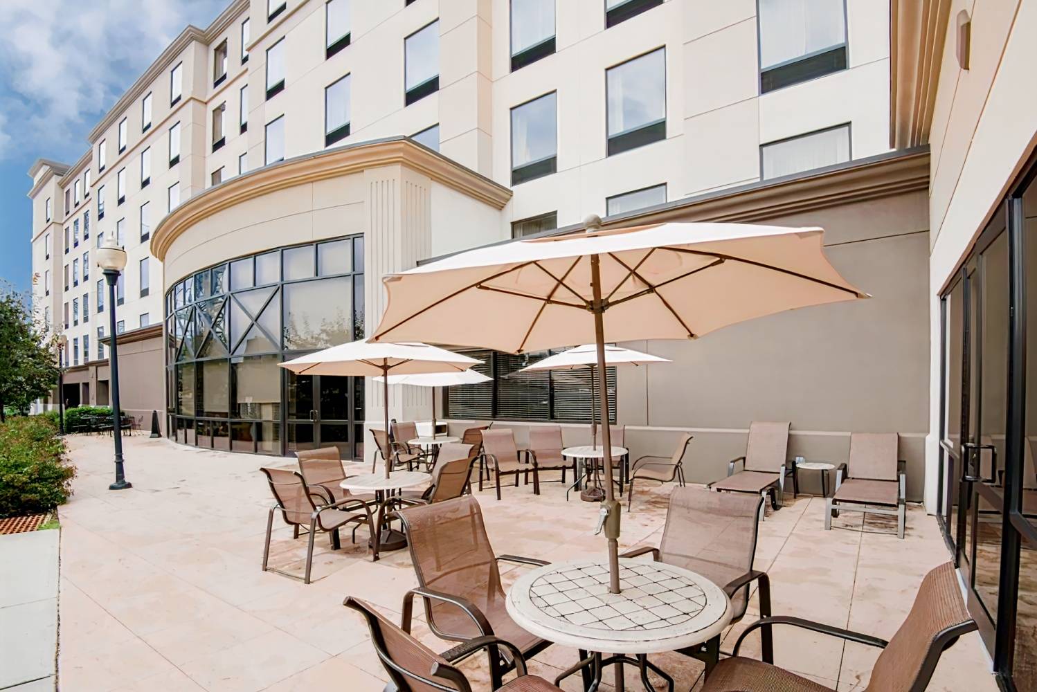 Hampton Inn & Suites Newark-Harrison, Harrison : hotel during the day ...