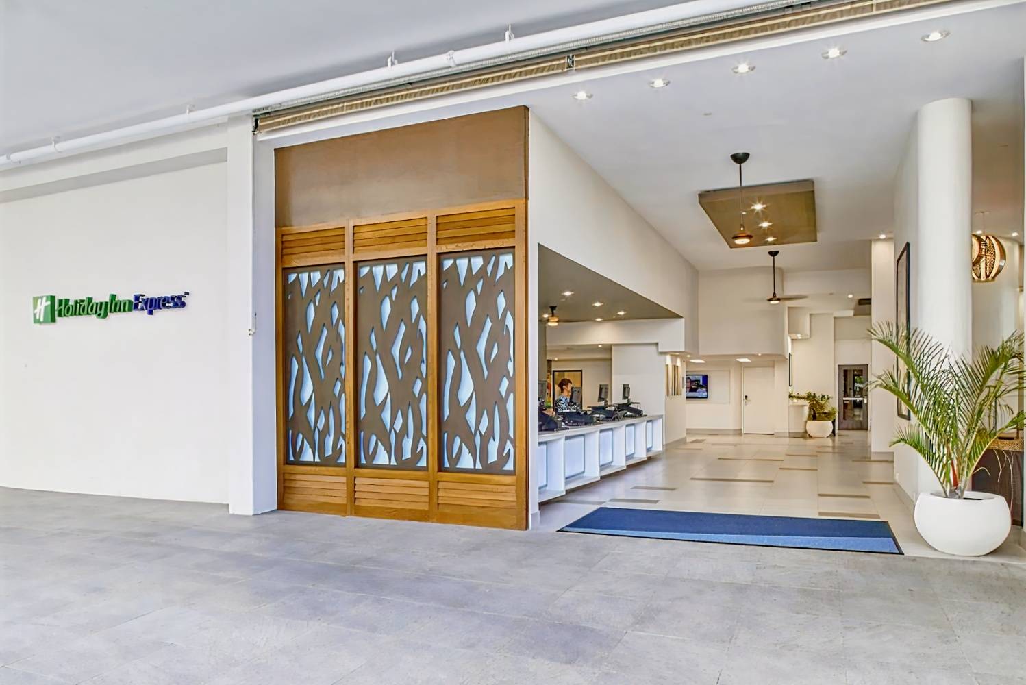 Holiday Inn Express Waikiki, an IHG Hotel, Waikiki : -50% during the ...