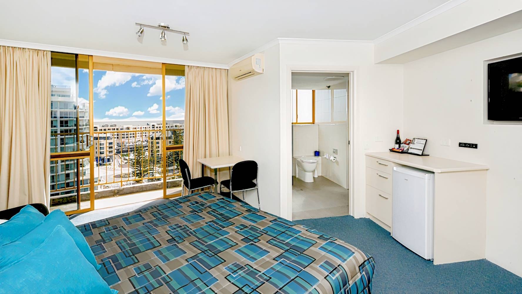 Atlantic Tower Motor Inn, Glenelg : hotel during the day - Dayuse.co.uk