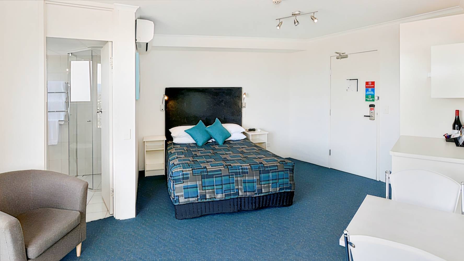 Atlantic Tower Motor Inn, Glenelg : hotel during the day - Dayuse.co.uk