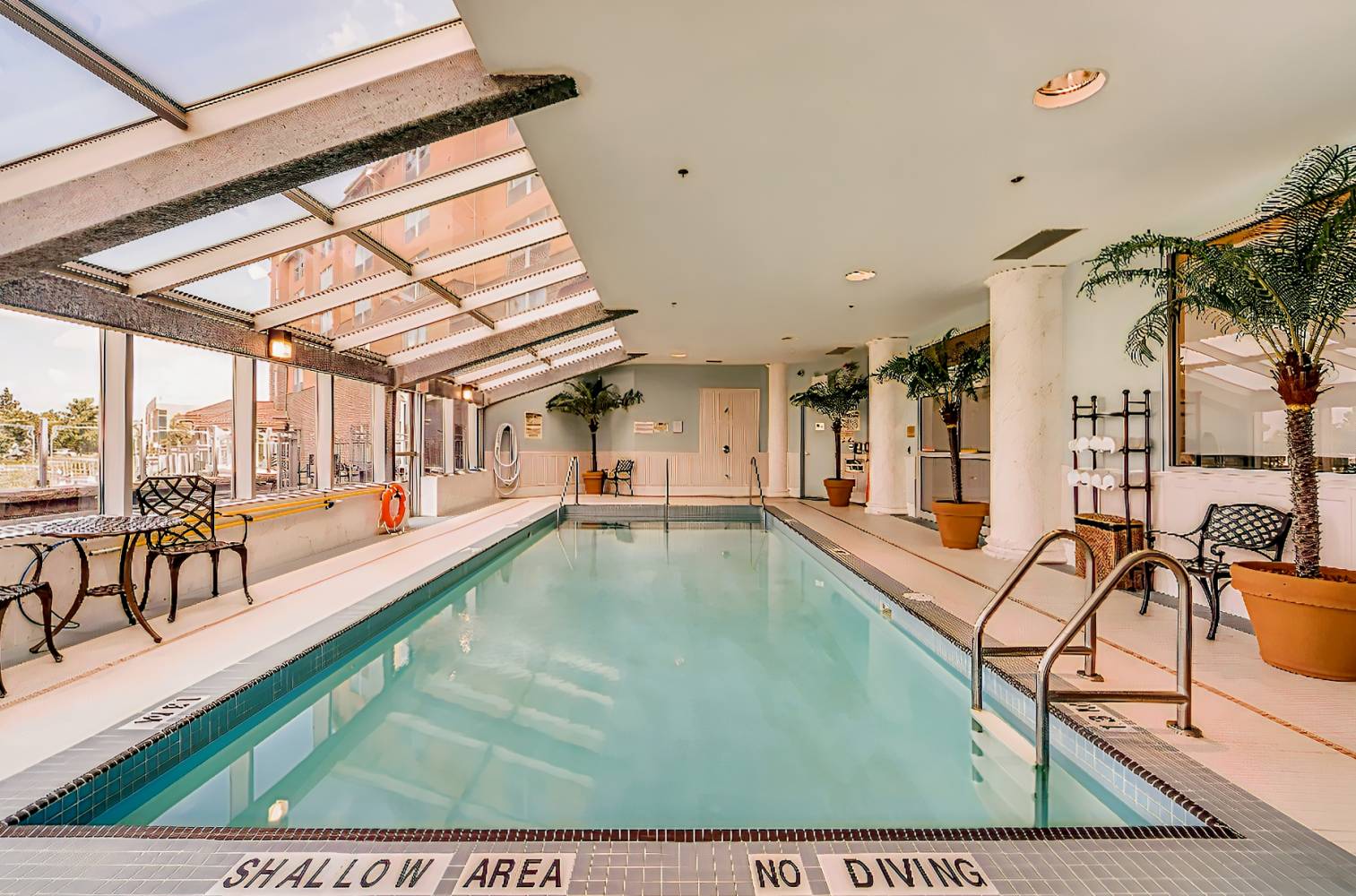 Monte Carlo Inn & Suites Downtown Markham, Milliken : -27% during the ...