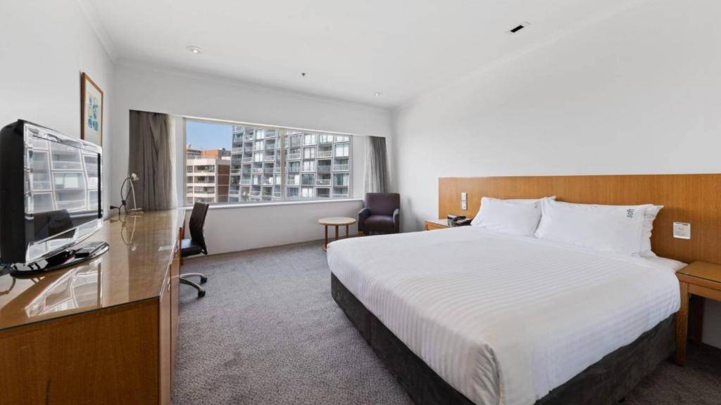 Holiday Inn Sydney Potts Point, Potts Point : -36% during the day ...