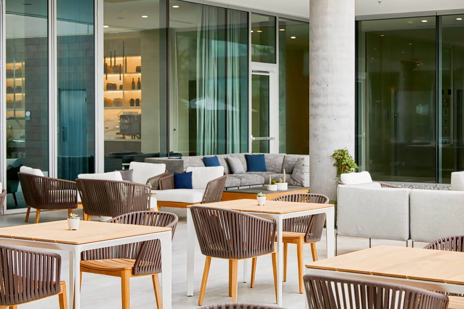 AC Hotel by Marriott Phoenix Biltmore, Camelback East Village : -57% ...