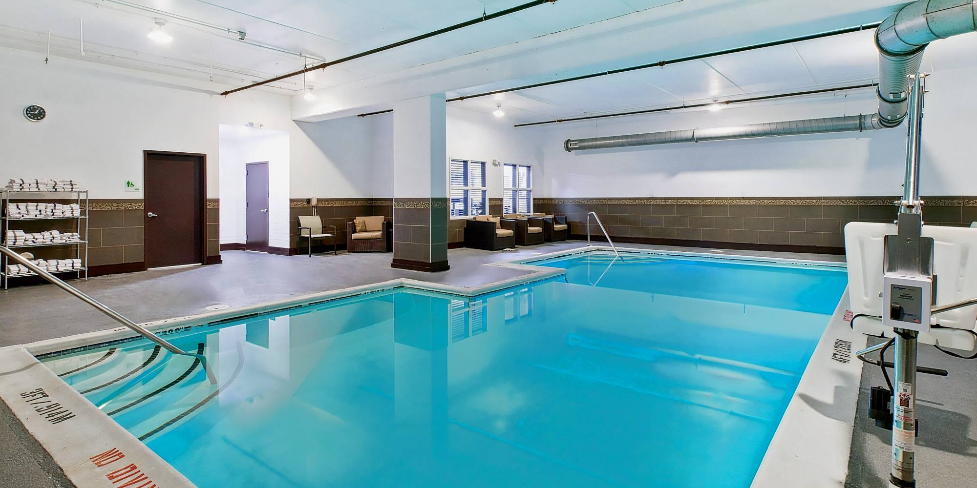 Holiday Inn Harrisburg East, Middletown : hotel during the day - Dayuse.com