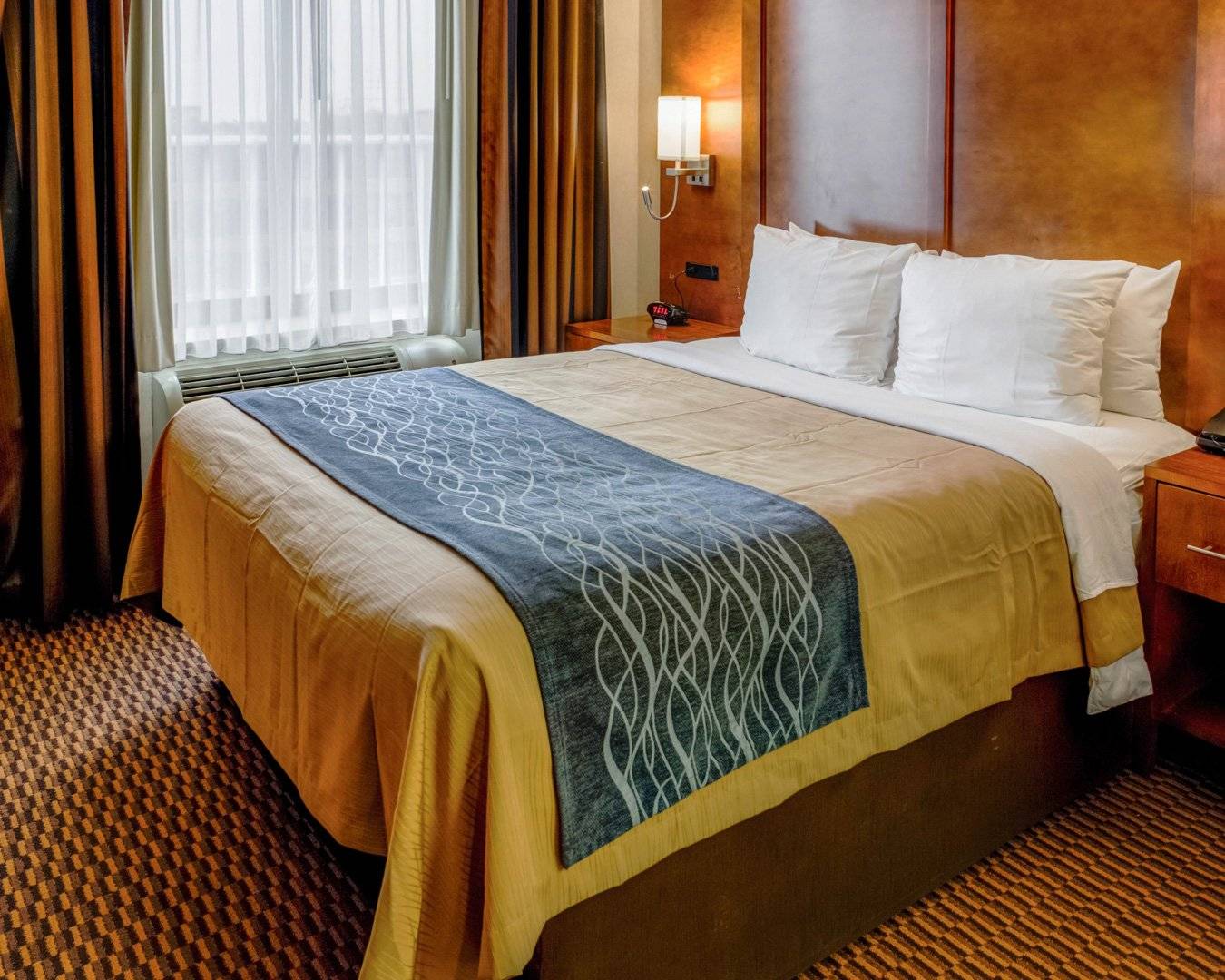 Comfort Inn Brooklyn, Greenwood Heights : hotel during the day - Dayuse.com