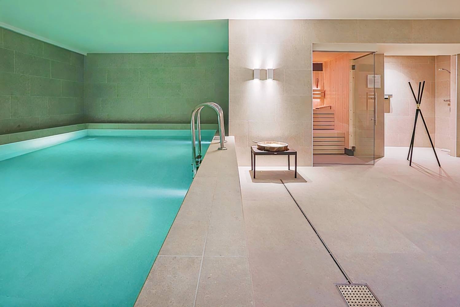 Pestana Amsterdam Riverside, Amsterdam-Zuid : hotel during the day ...