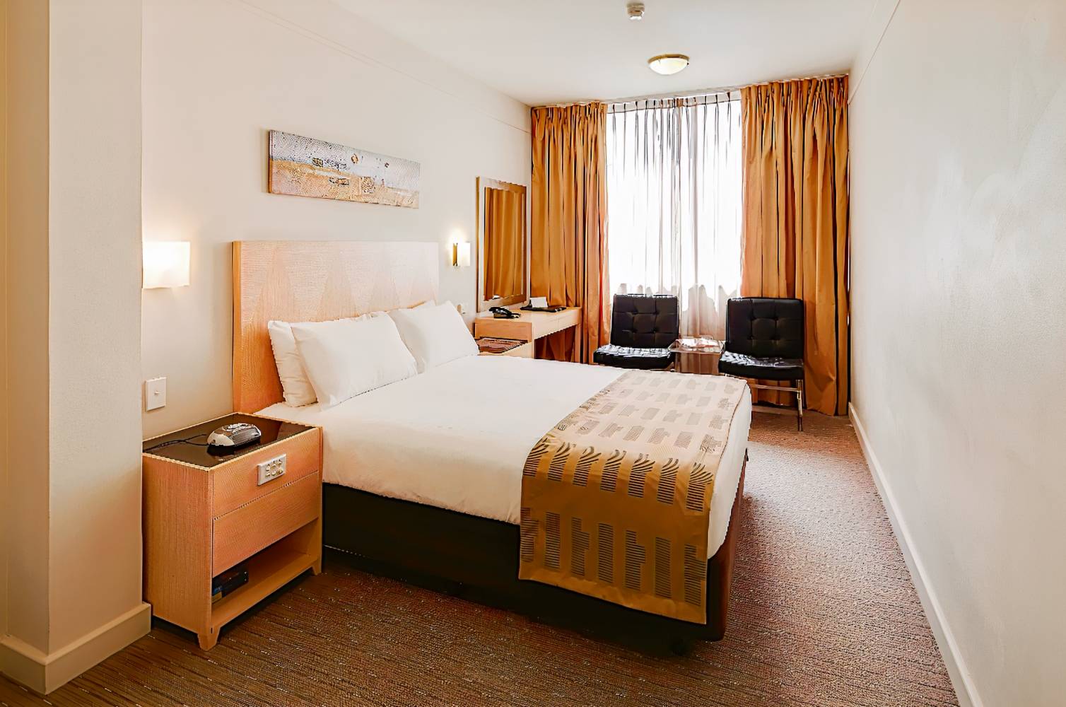 Quality Hotel Ambassador Perth, Perth : hotel during the day - Dayuse.com