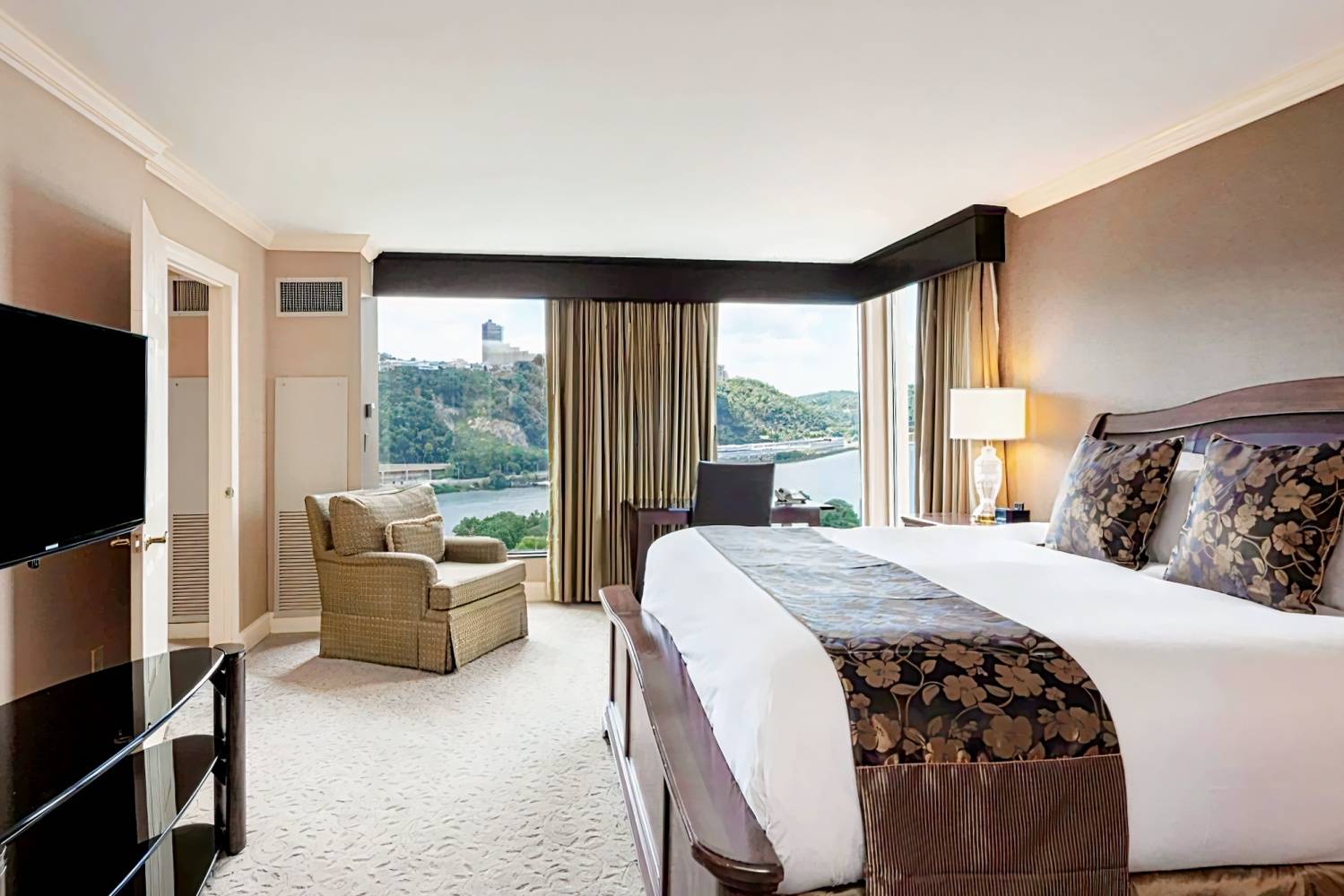 Book the Best Daycation Hotels Near You