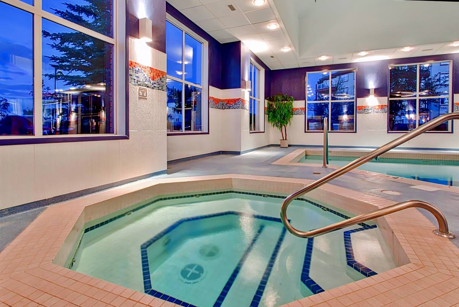 Holiday Inn Express & Suites, Calgary South McLeod Trail, Lake ...