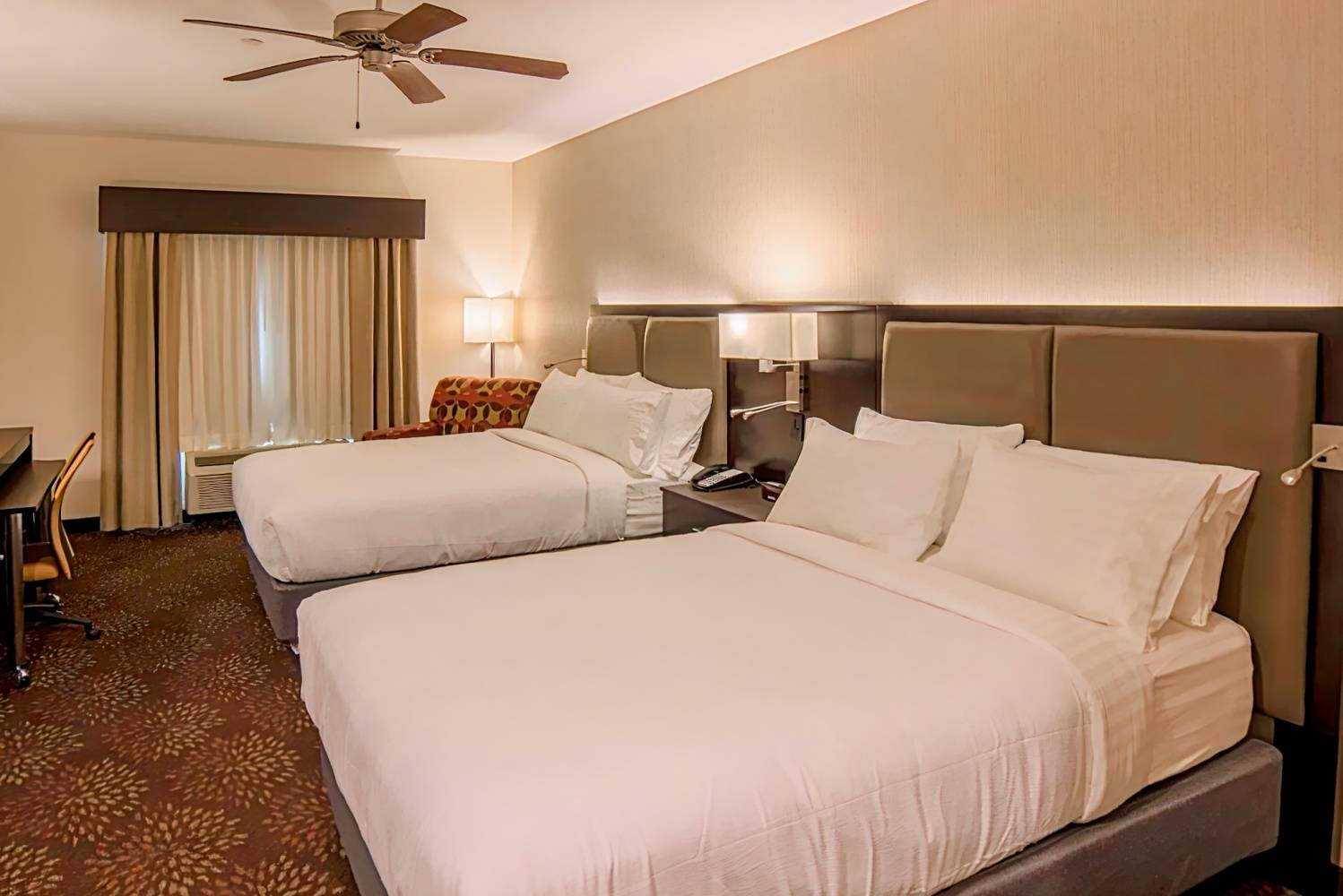 Holiday Inn Trophy Club, Roanoke : hotel during the day - Dayuse.com