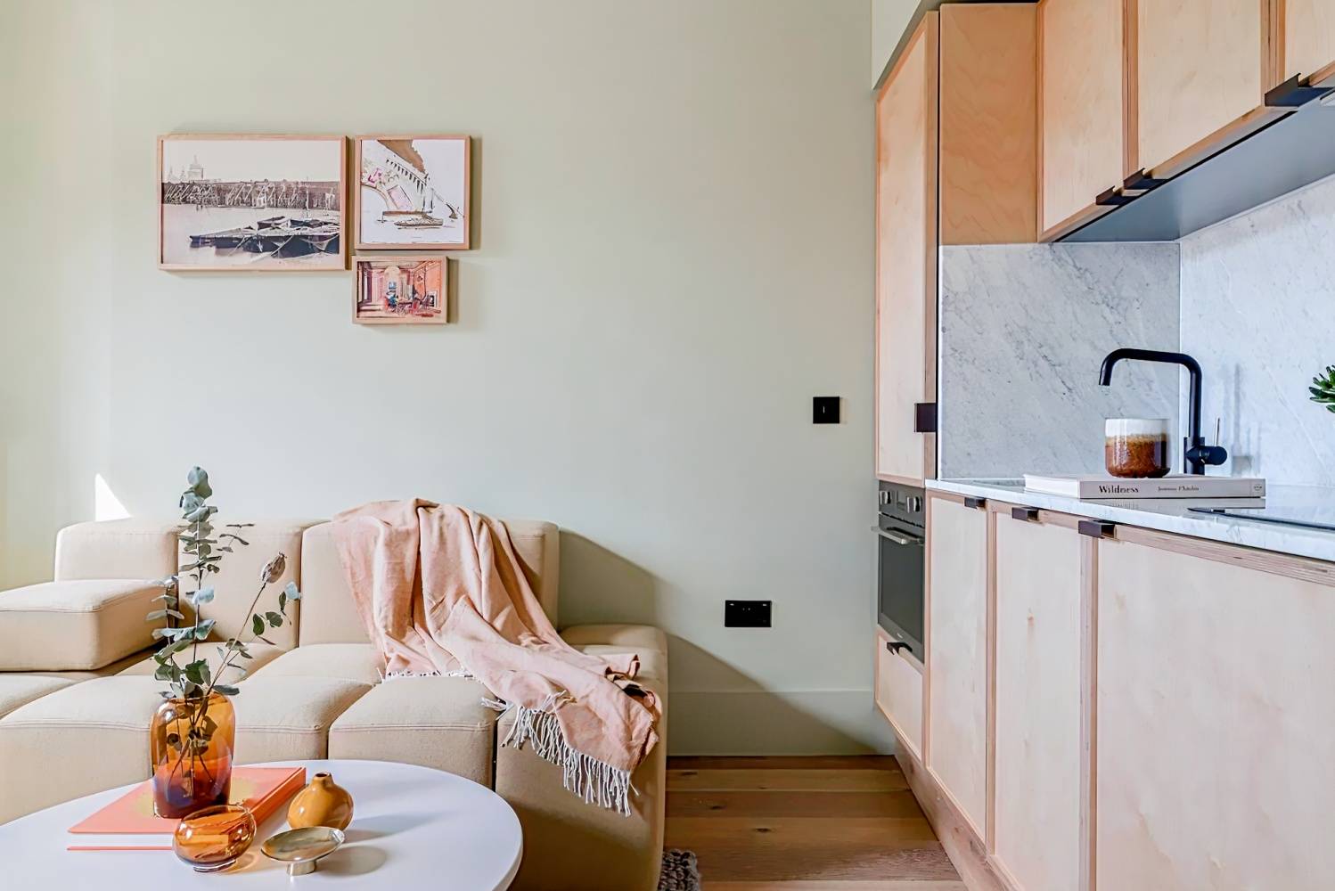 Locke at Broken Wharf, Queenhithe : hotel during the day - Dayuse.com