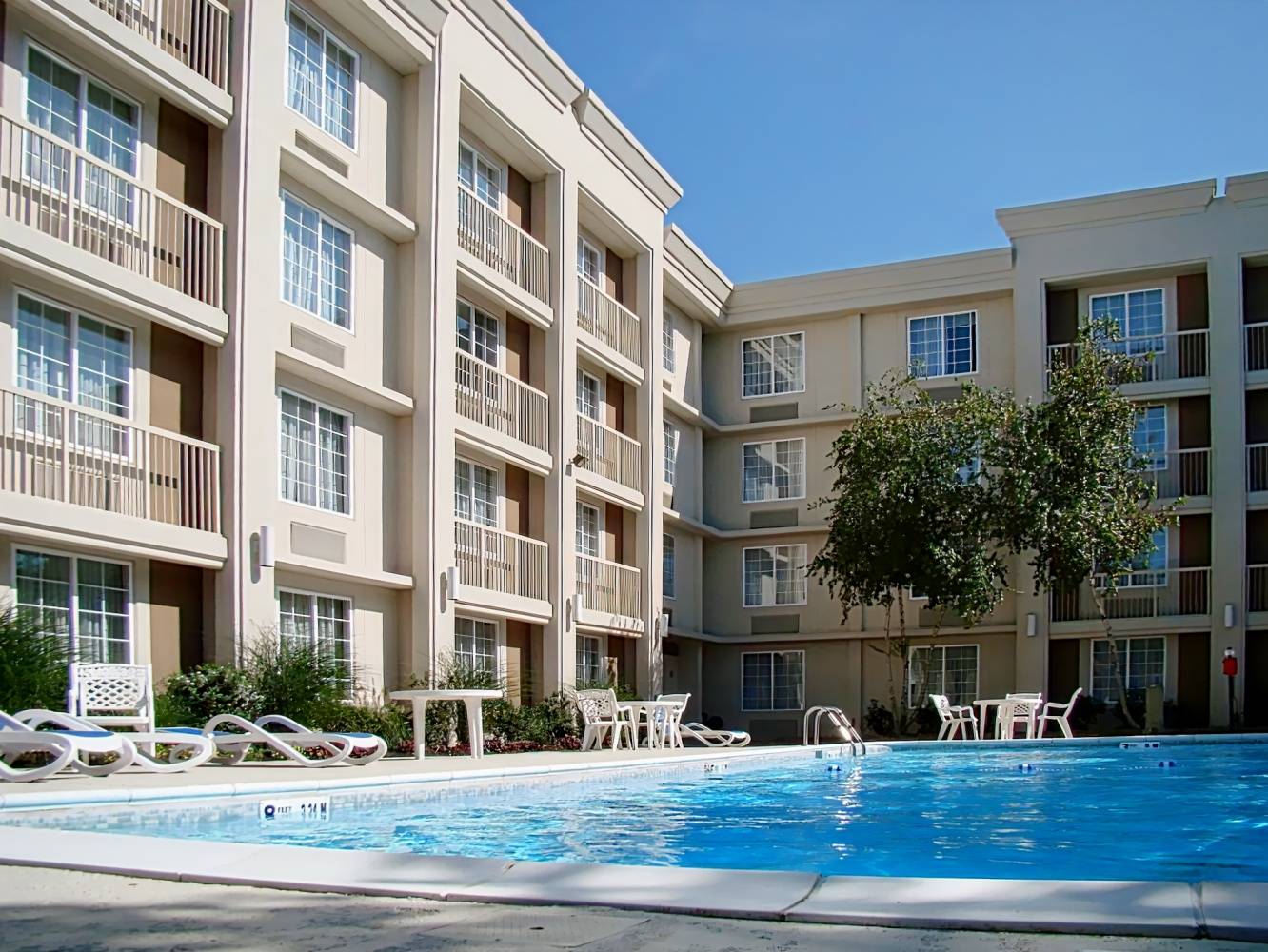 Holiday Inn Express Poughkeepsie, Poughkeepsie : hotel during the day ...