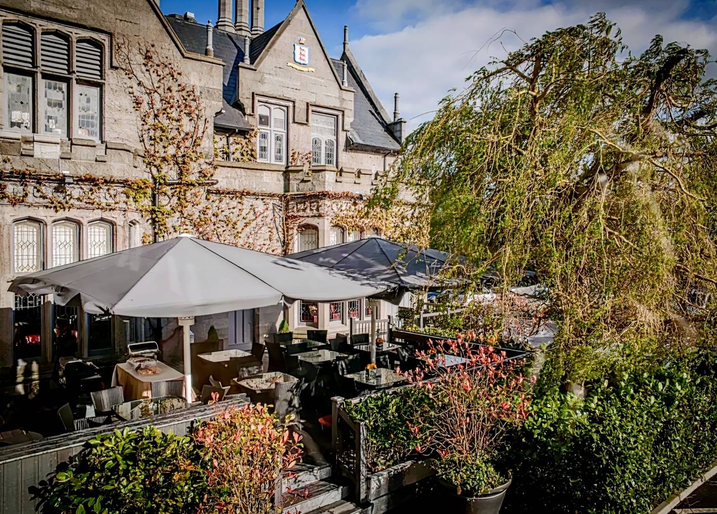 Clontarf Castle Hotel, Clontarf : hotel during the day - Dayuse.com