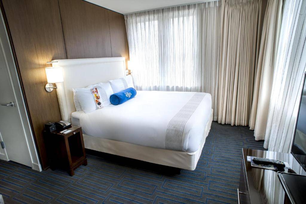 Book a Day Pass for a Hotel or Resort in Atlanta | Pool & Spa Access