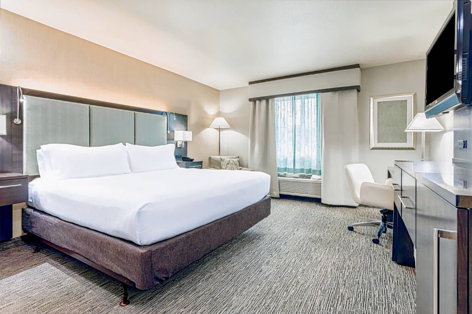 Holiday Inn Auburn, Auburn : hotel during the day - Dayuse.com