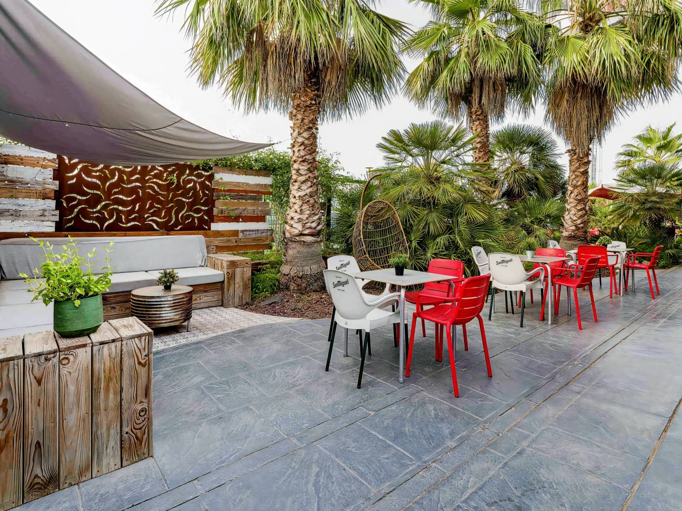 ibis Valencia Bonaire Aeropuerto, Valencia : hotel during the day ...