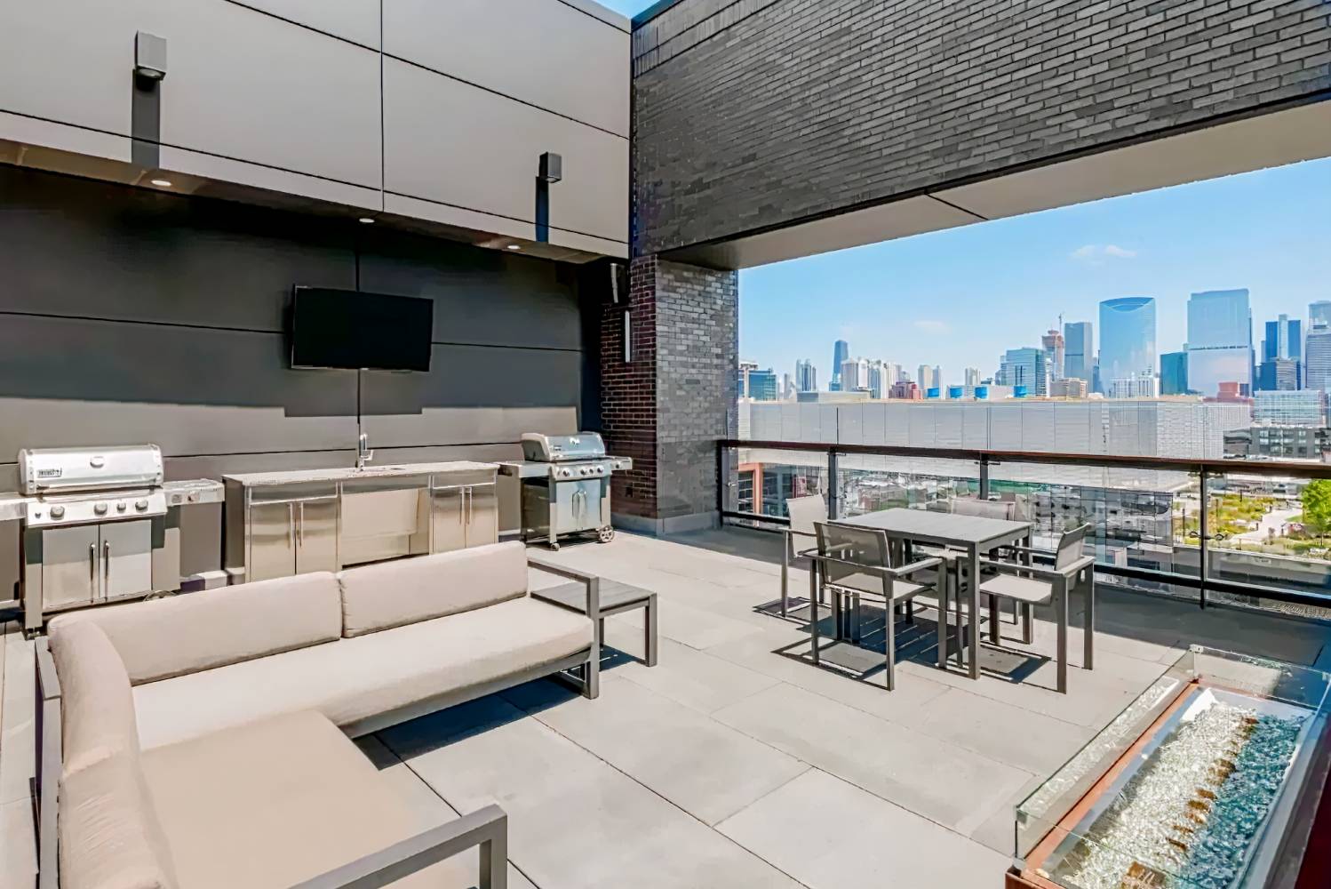 Hyatt House Chicago West Loop, West Loop : hotel during the day ...