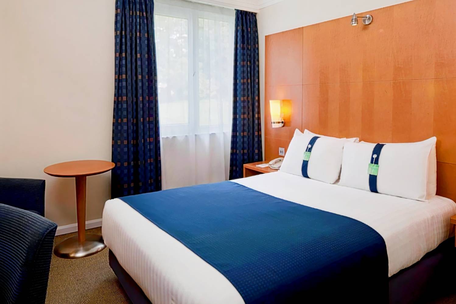 Holiday Inn Maidenhead Windsor, Berkshire : hotel during the day ...