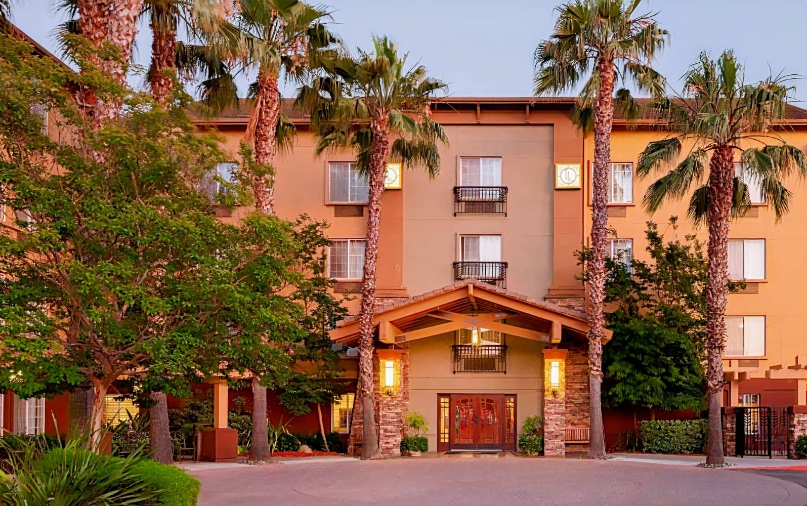 Larkspur Landing Milpitas, Milpitas : hotel during the day - Dayuse.com