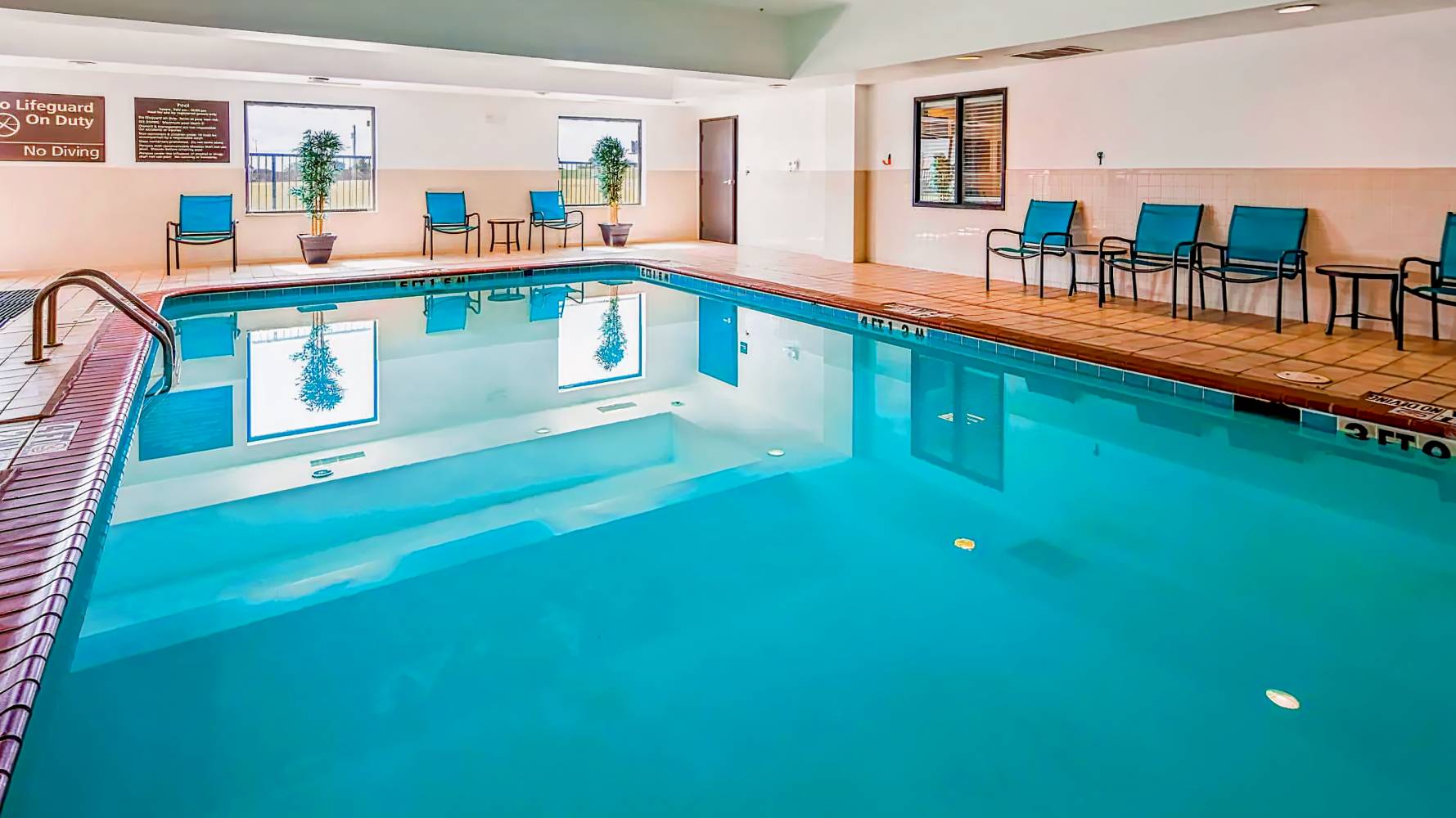 Best Western Red River Inn, Burkburnett : hotel during the day - Dayuse.com