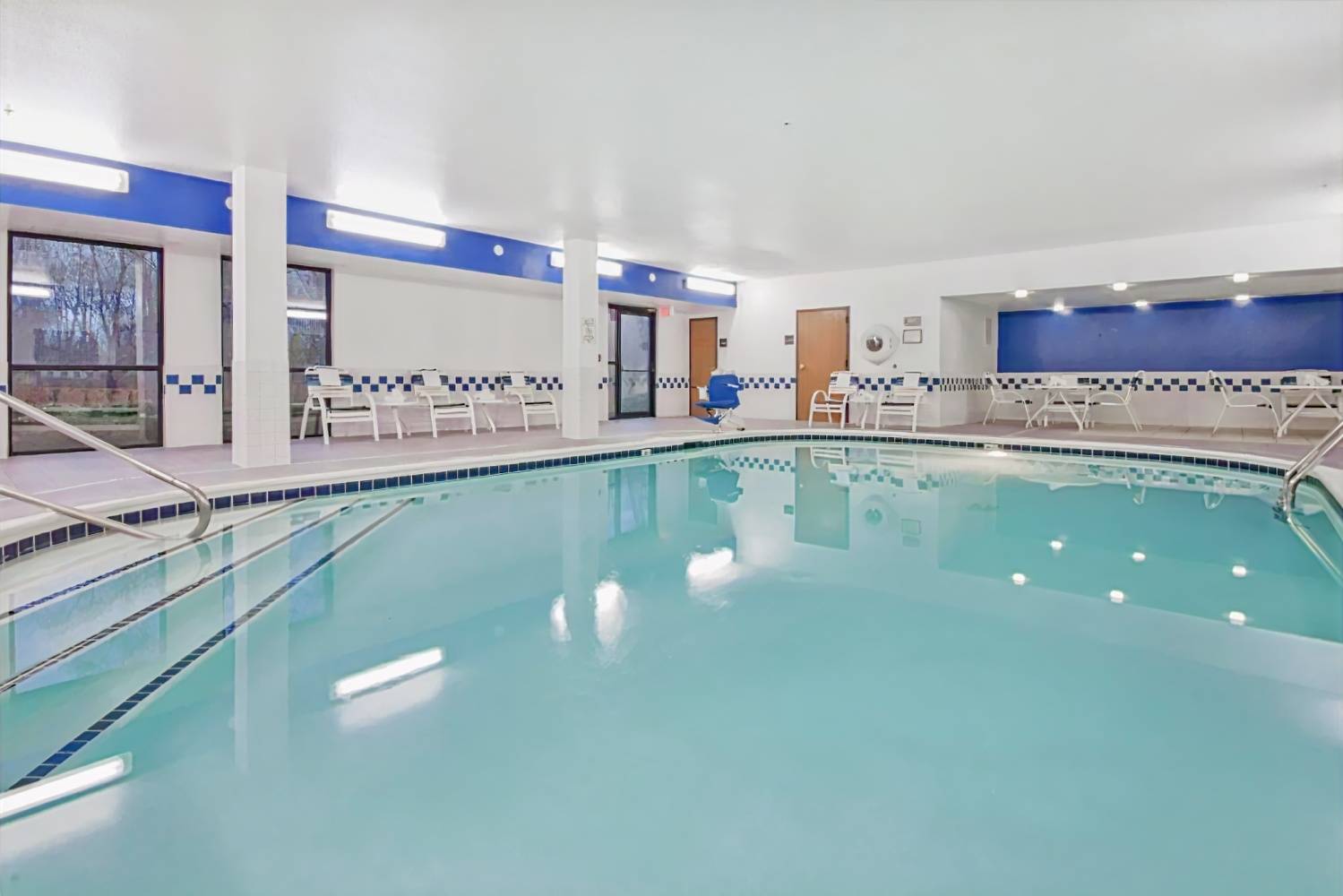 Hampton Inn Jackson, Jackson : hotel during the day - Dayuse.com