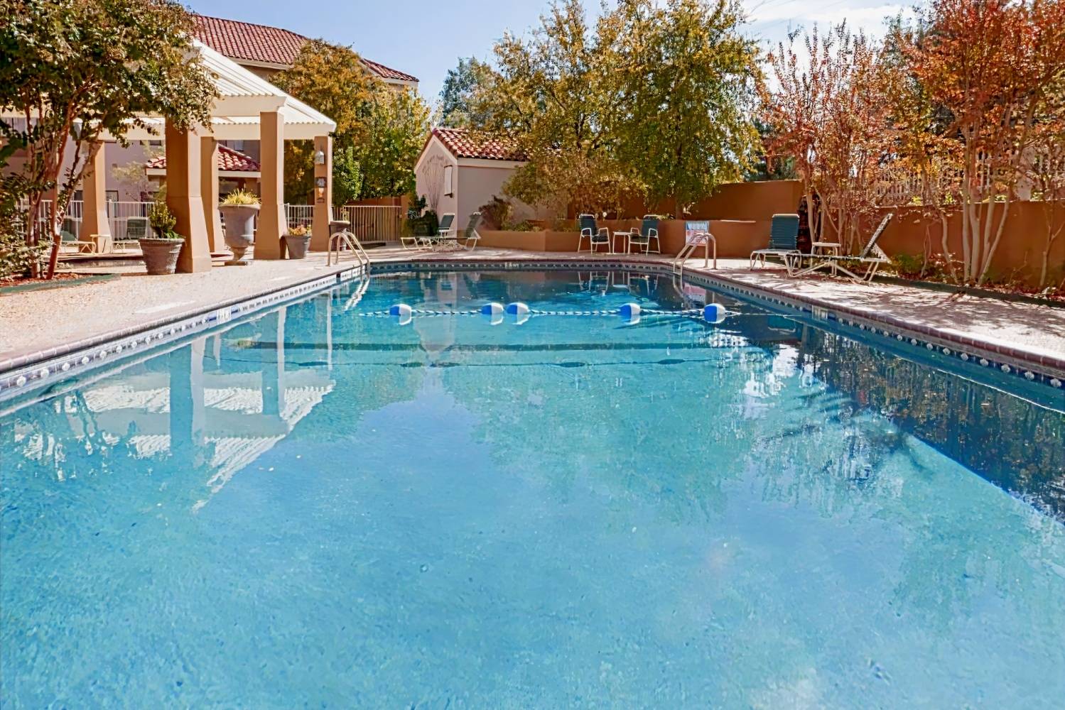 Staybridge Suites Lubbock, Tech Terrace : hotel during the day - Dayuse.com