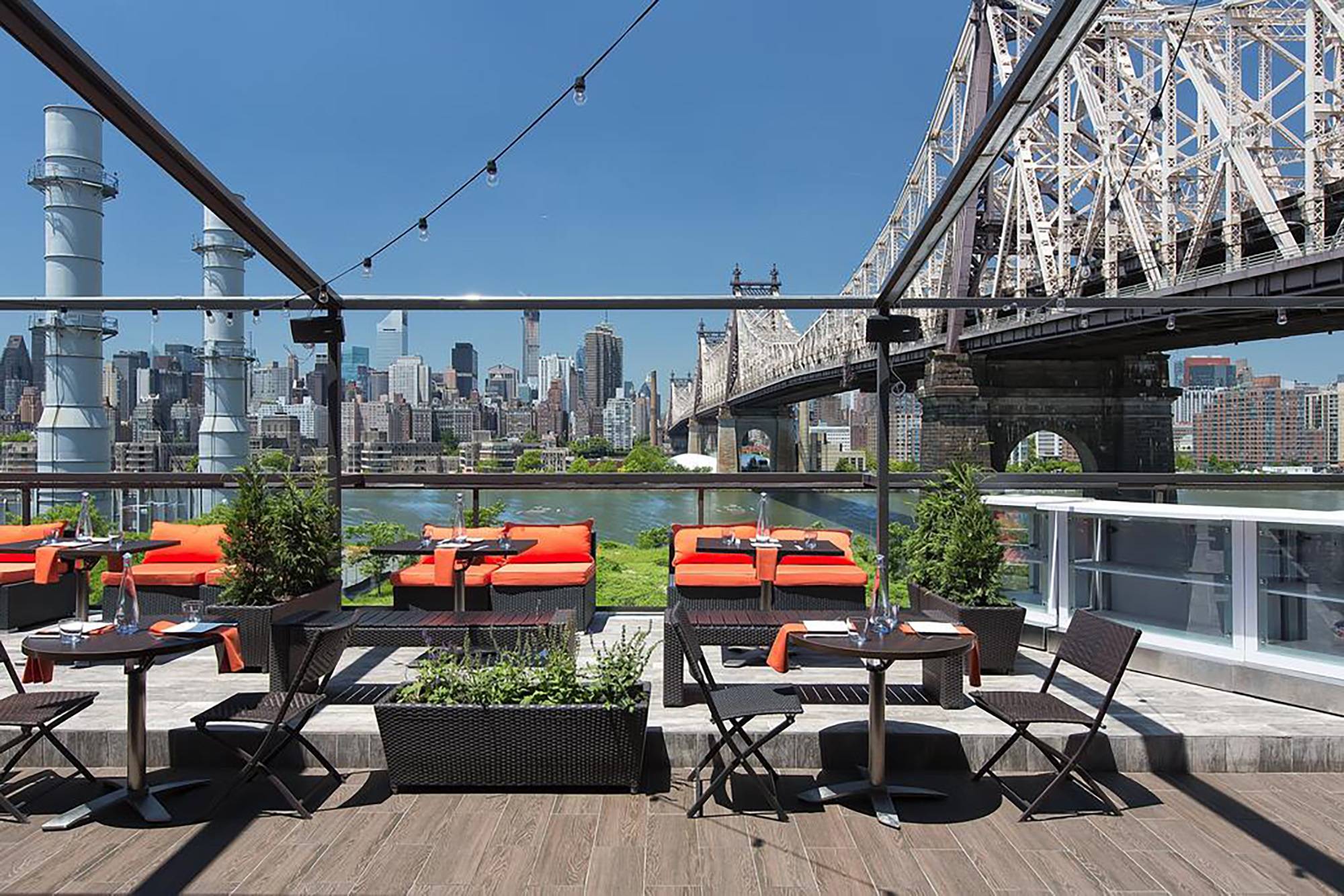 Ravel Hotel, Long Island City : hotel during the day - Dayuse.com