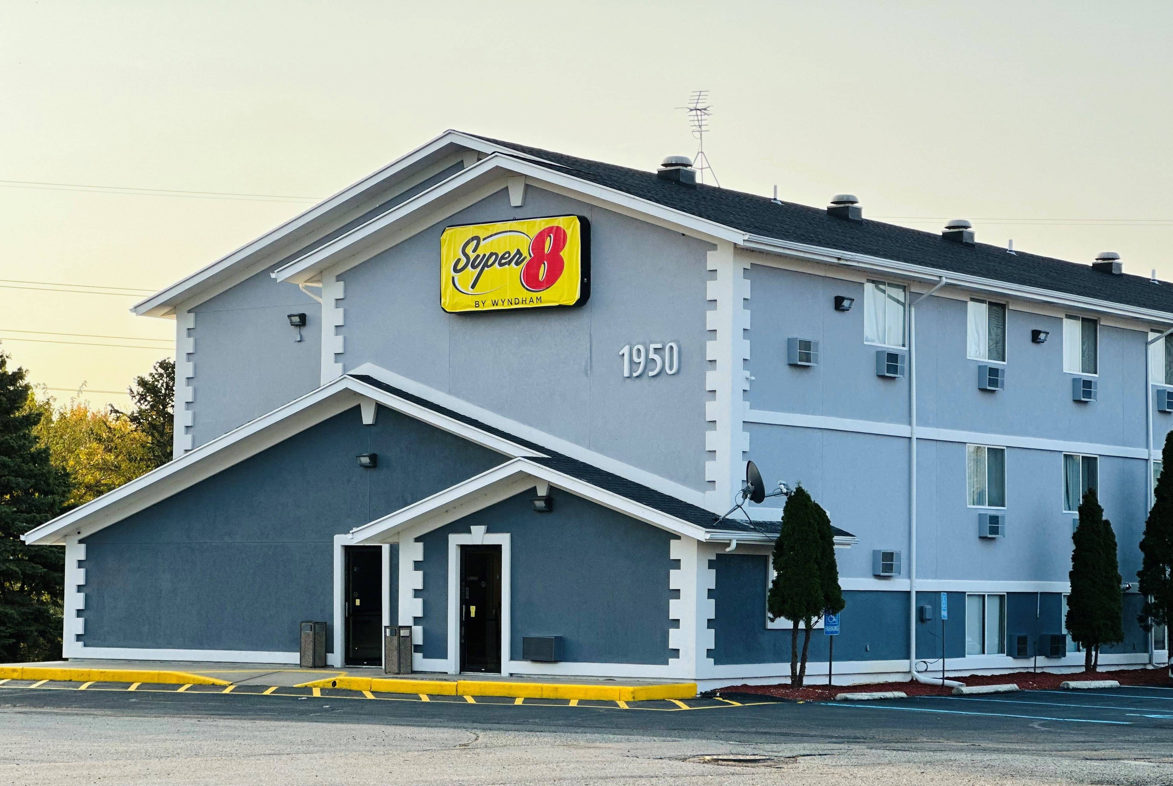 Super 8 by Wyndham Benton Harbor St Joseph, Benton Harbor : -29% during ...