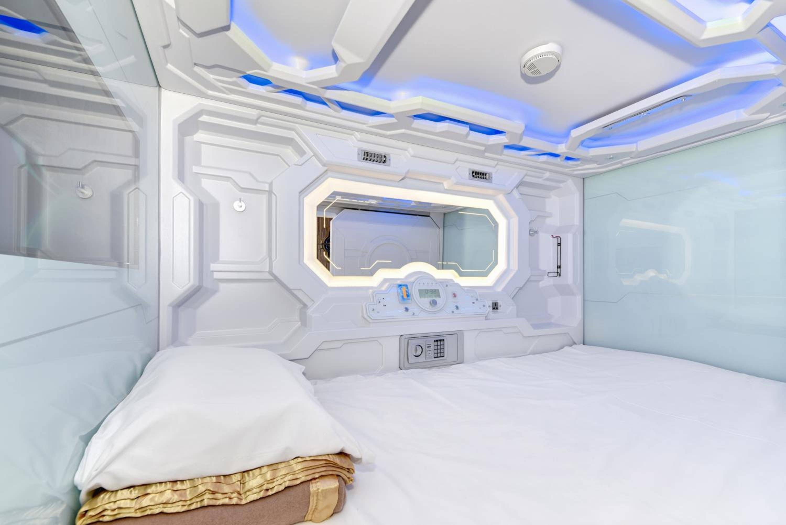 Space Q Capsule Hotel, Haymarket : hotel during the day - Dayuse.com