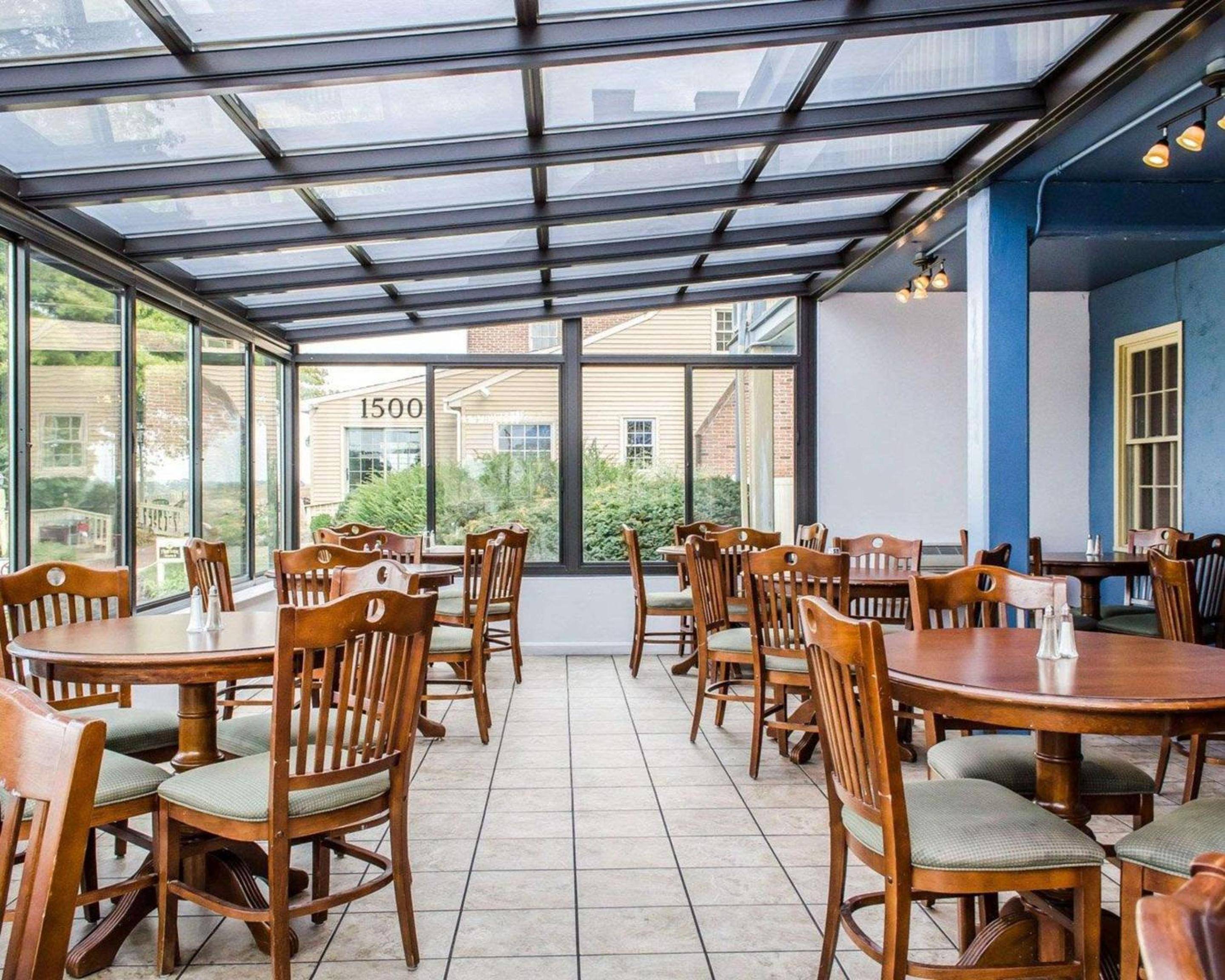 Clarion Inn Strasburg - Lancaster, Strasburg : hotel during the day ...