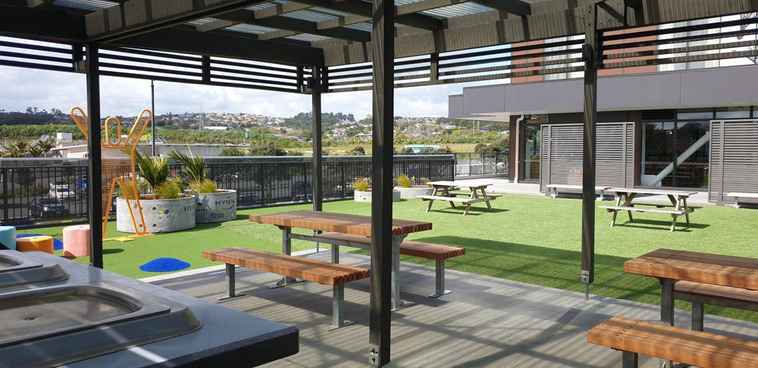 Ramada Suites by Wyndham Manukau, Wiri : hotel during the day - Dayuse ...