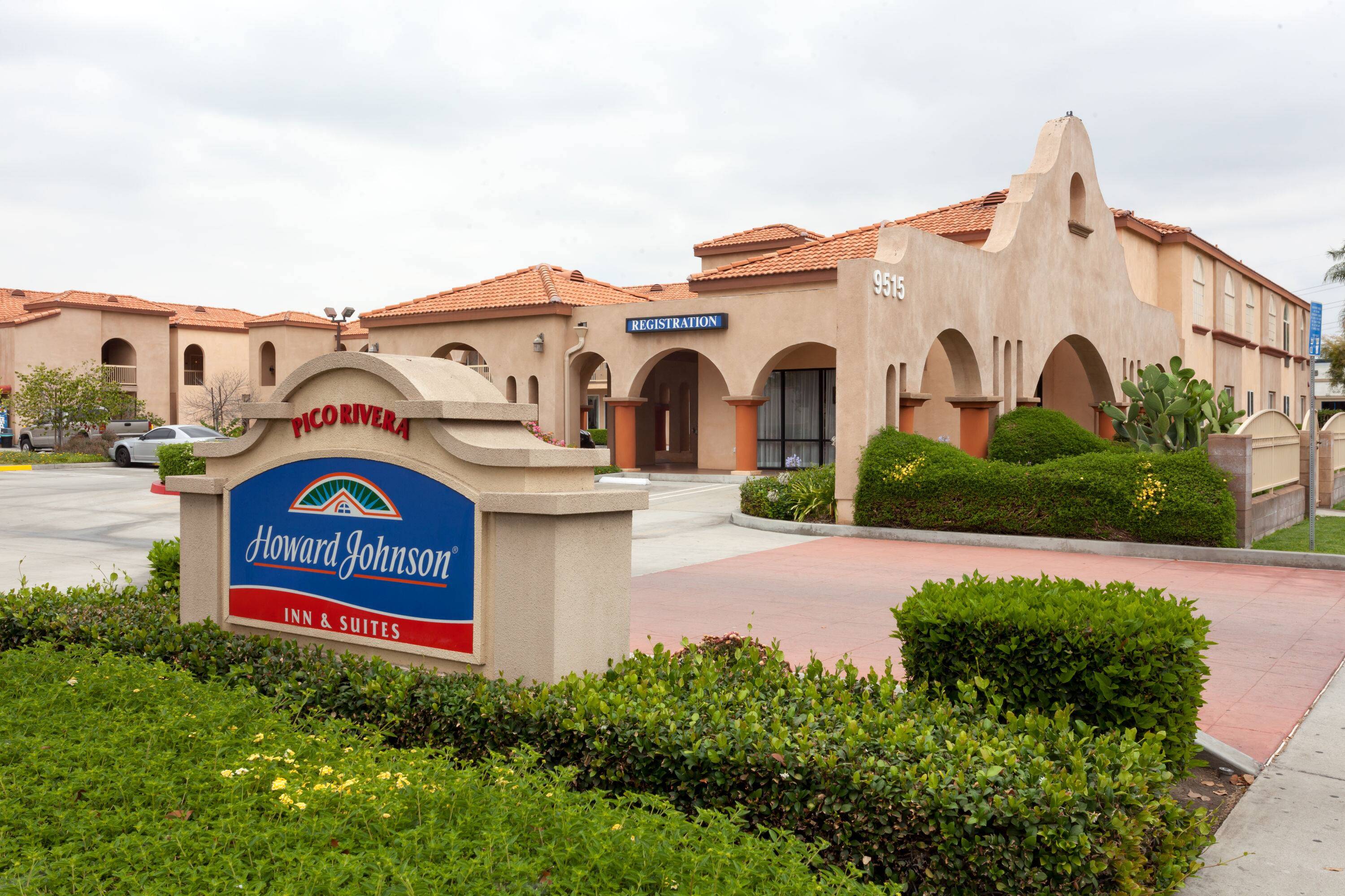 Howard Johnson by Wyndham Pico Rivera Hotel & Suites, El Rancho : -38% ...