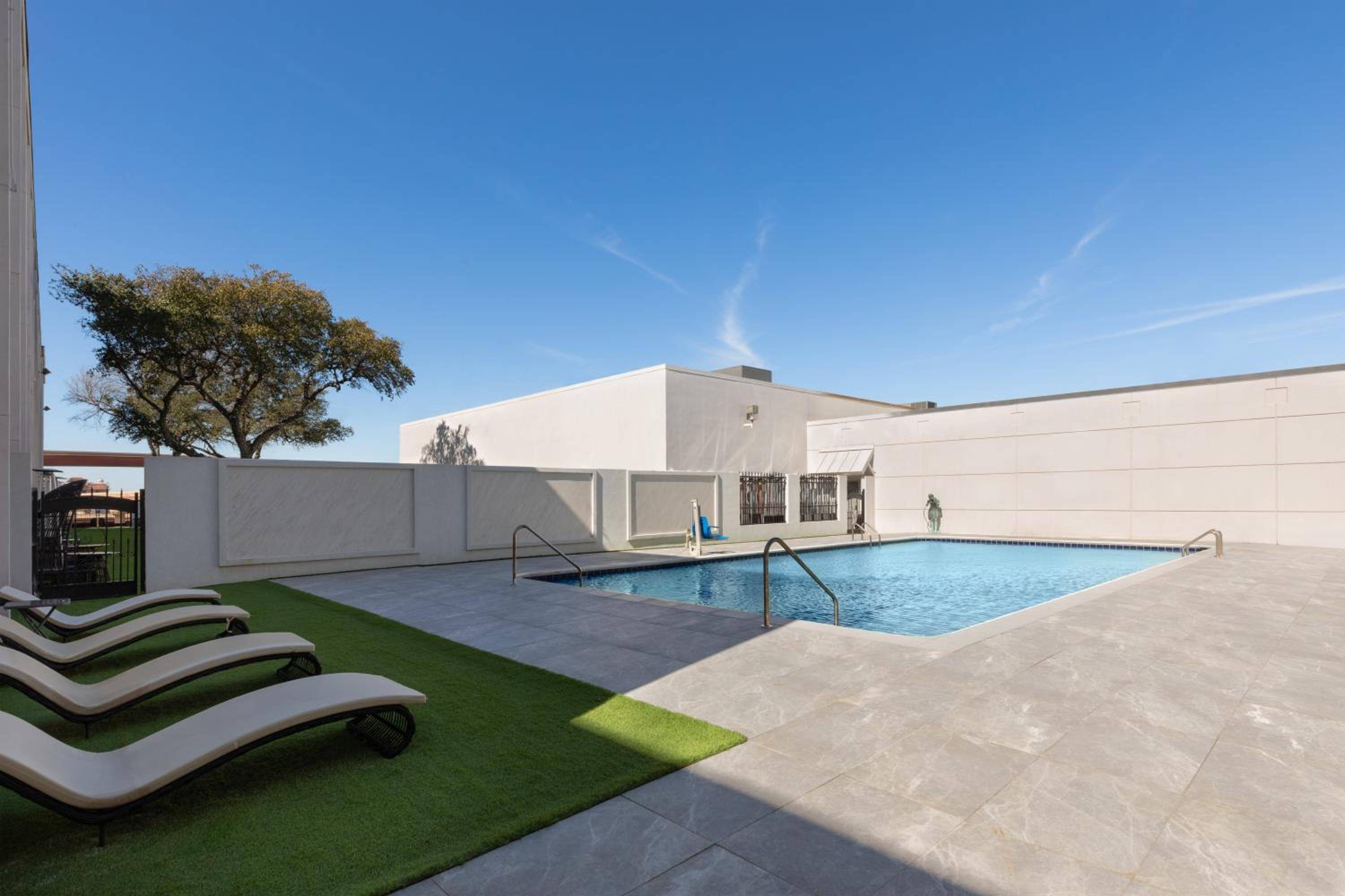 Ramada By Wyndham DFW Airport, Irving : -36% voor overdag - Dayuse.nl