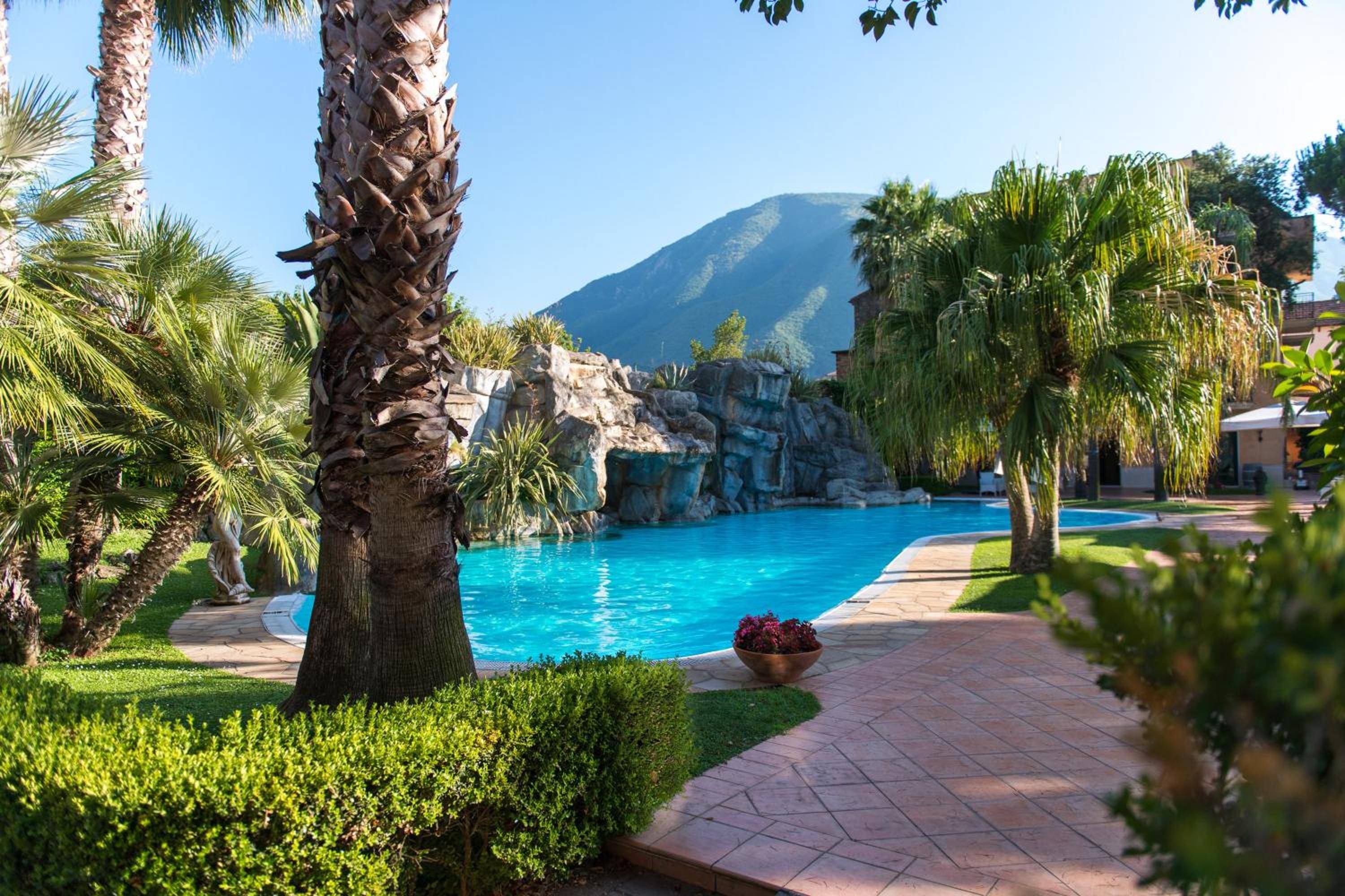 Hotel Villa Albani, Nocera Superiore : hotel during the day - Dayuse.com